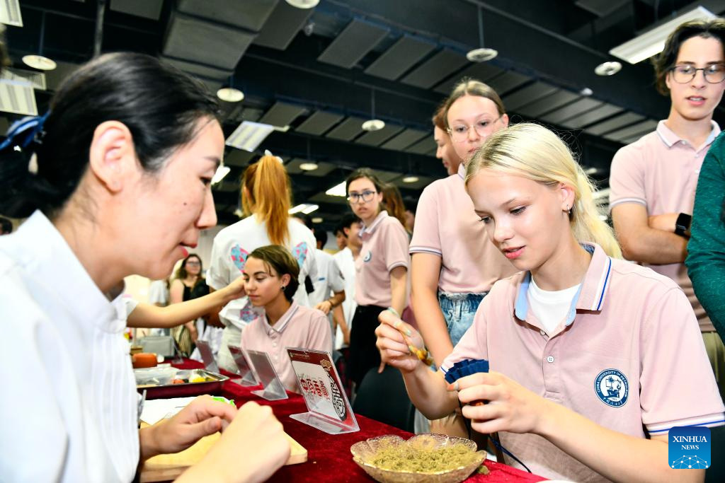 Int'l students experience TCM in east China's Shandong-Xinhua