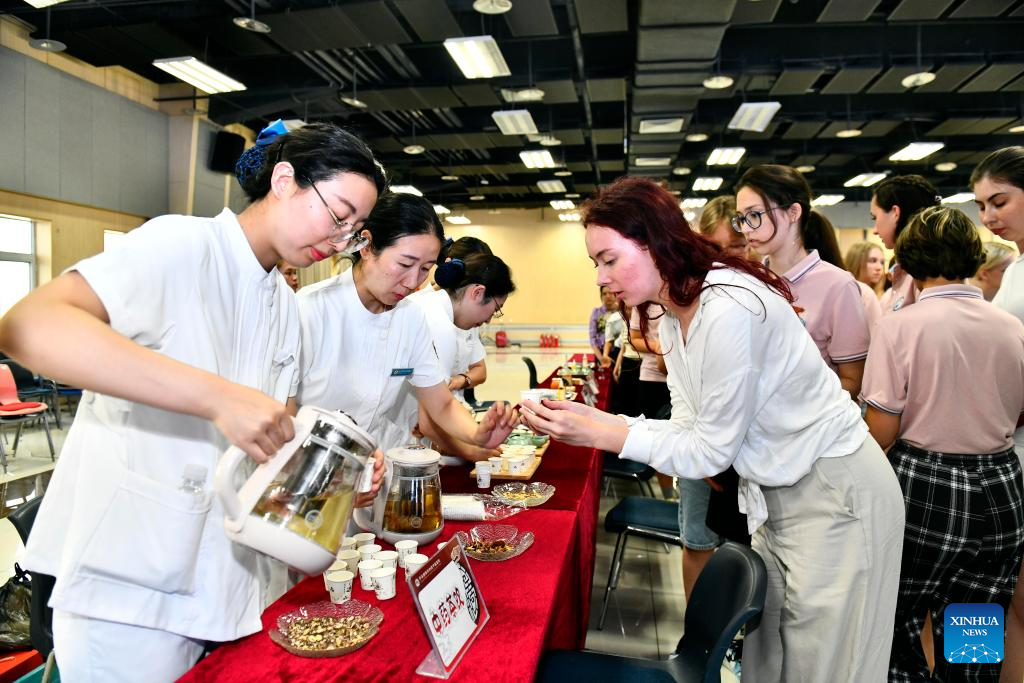 Int'l students experience TCM in east China's Shandong-Xinhua
