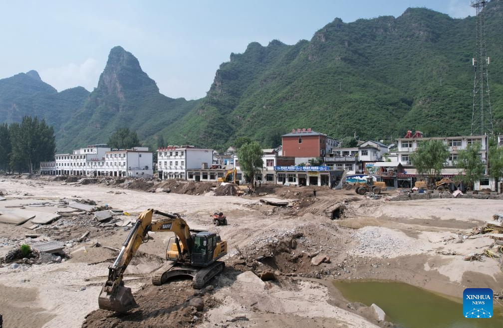 Flood-blocked roads repaired in China’s Hebei_Focus News