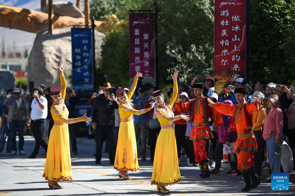 Dancing becomes popular entertainment in Taxkorgan, Xinjiang-Xinhua