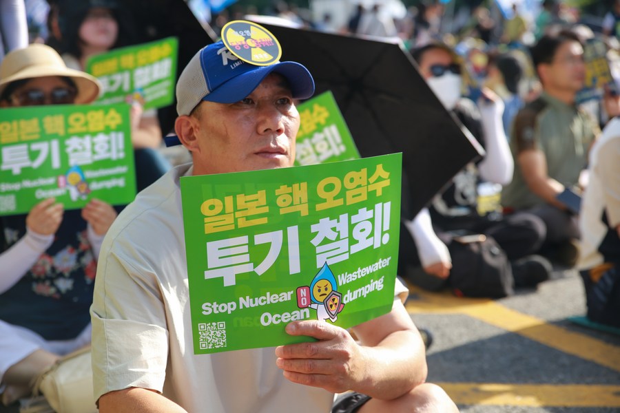 S. Korean party leader urges Japan to stop dumping radioactive ...