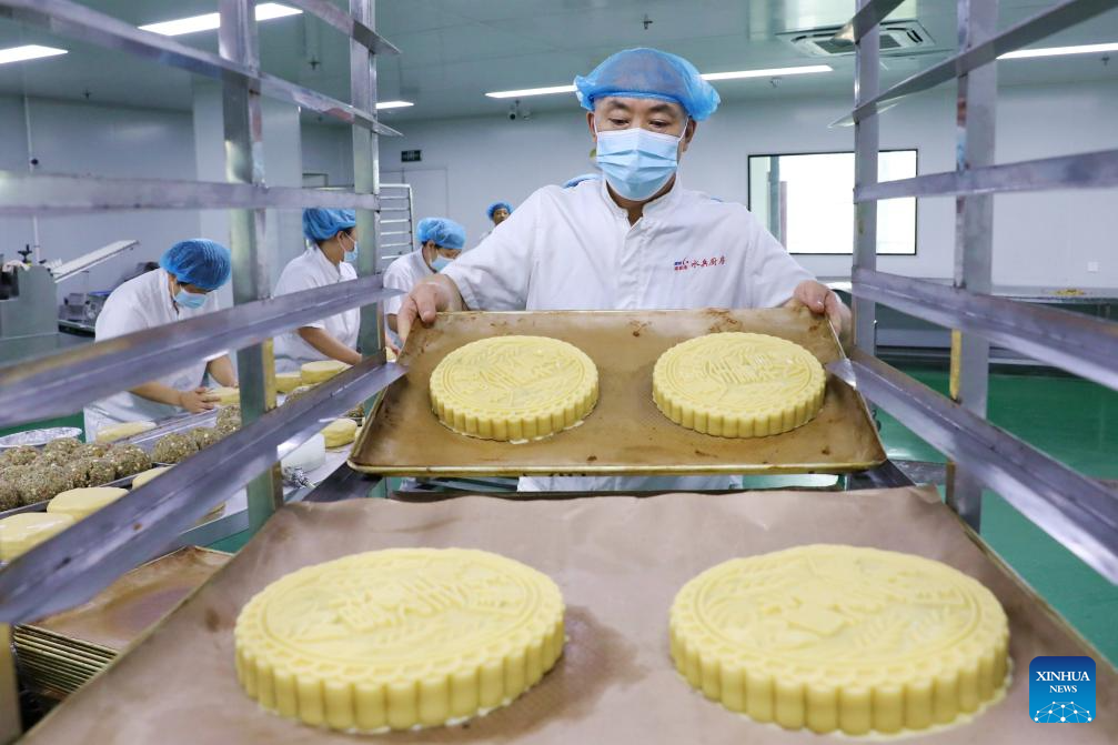 Moon cake making in full swing in China ahead of Mid-Autumn Festival-Xinhua
