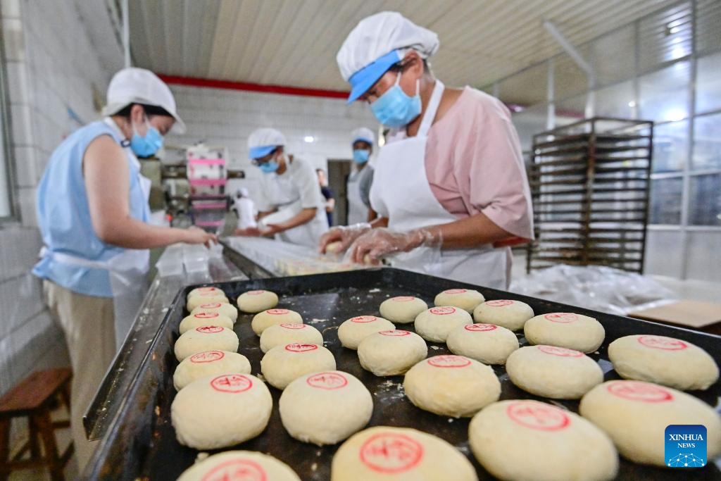 Moon cake making in full swing in China ahead of Mid-Autumn Festival-Xinhua