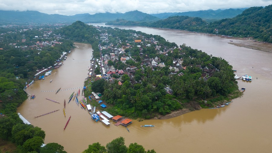 Asia Album: Dragon boat racing in Luang Prabang, Laos-Xinhua