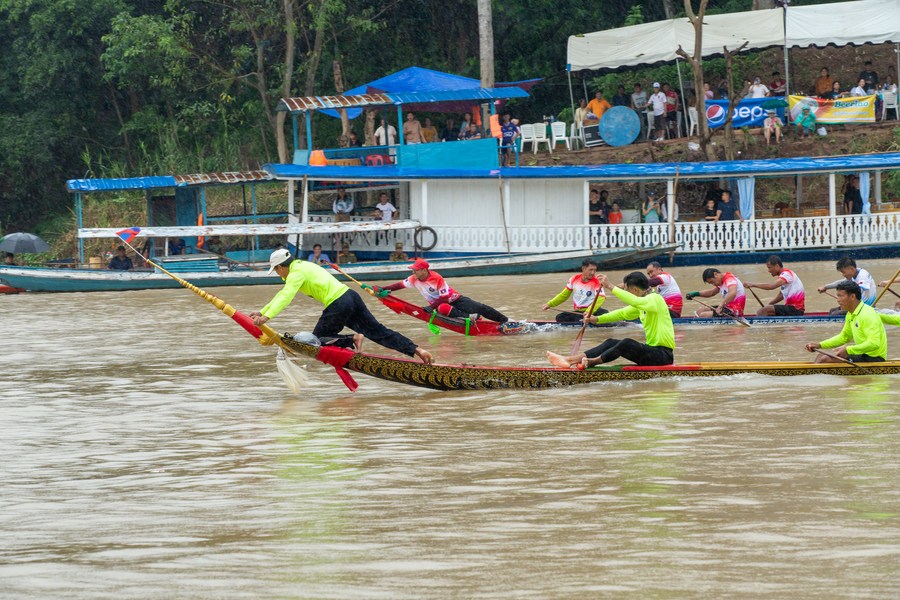 Asia Album: Dragon boat racing in Luang Prabang, Laos-Xinhua