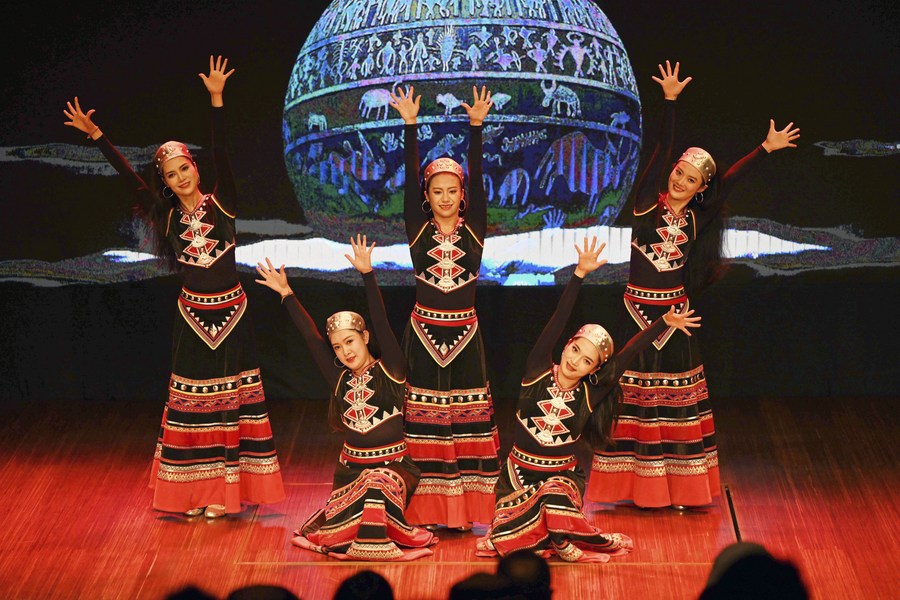 Mideast in Pictures: Chinese art troupe's performance in Kuwait ...