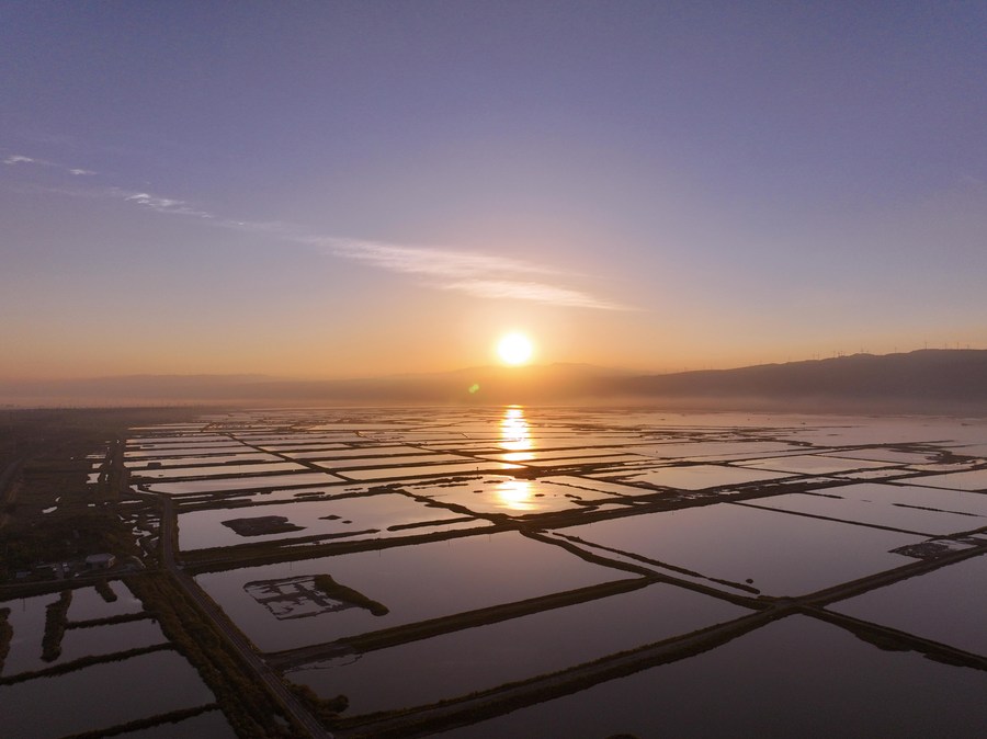 Economy&Life | Sunrise at Yuncheng Salt Lake in north China's Shanxi-Xinhua