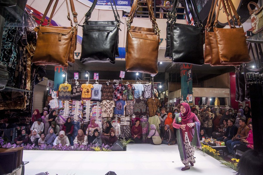 Asia Album: Traditional merchant fashion show in Indonesia-Xinhua