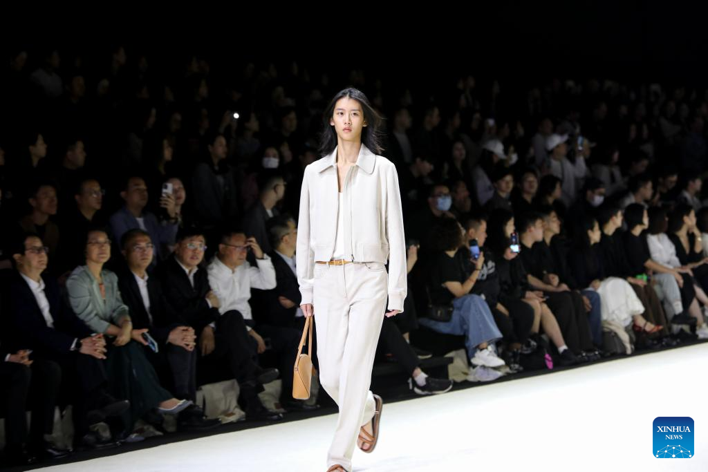 In pics: 2024 Spring/Summer Shanghai Fashion Week-Xinhua