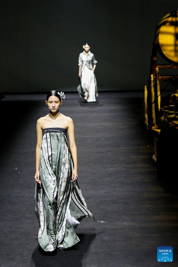In pics: 2024 Spring/Summer Shanghai Fashion Week-Xinhua