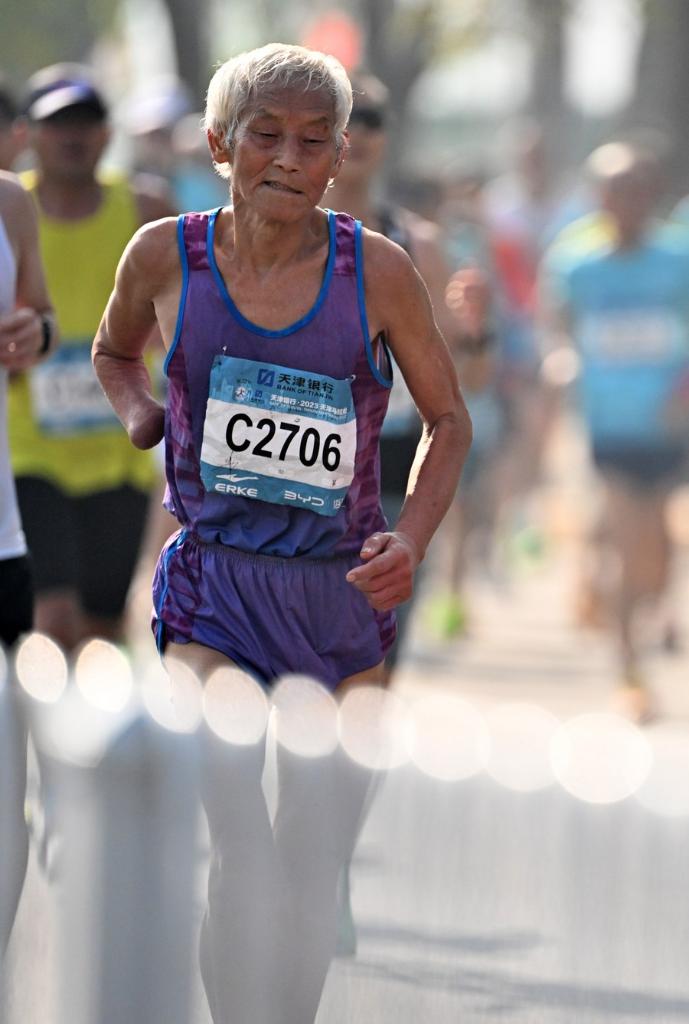 A senior Chinese marathon enthusiast-Xinhua