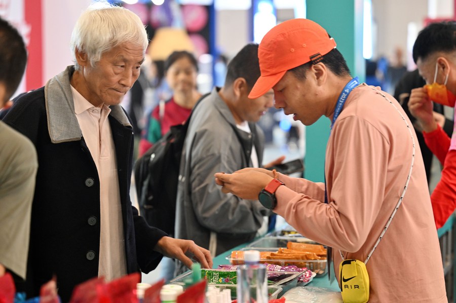 A senior Chinese marathon enthusiast-Xinhua