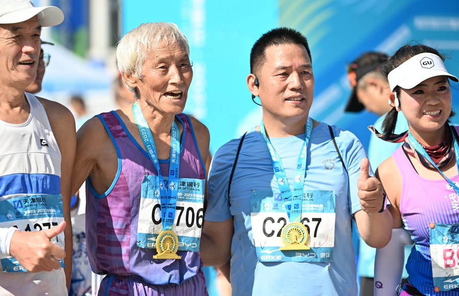 A senior Chinese marathon enthusiast-Xinhua