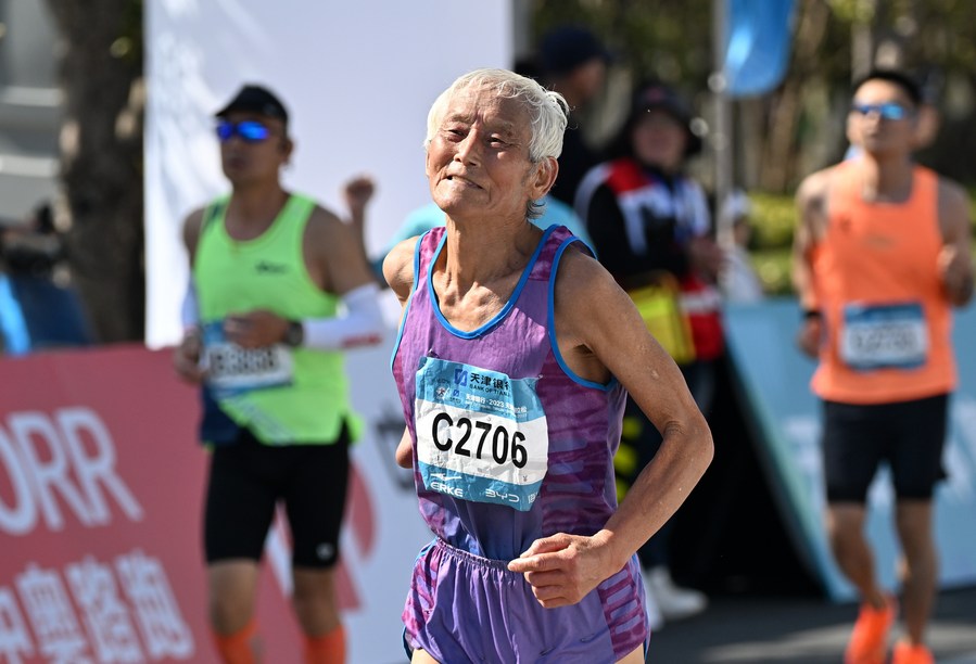 A senior Chinese marathon enthusiast-Xinhua