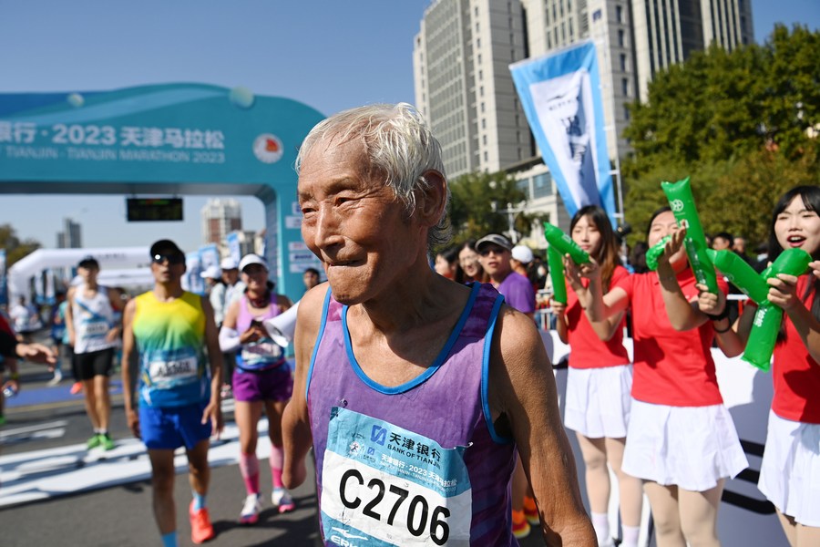 A senior Chinese marathon enthusiast-Xinhua