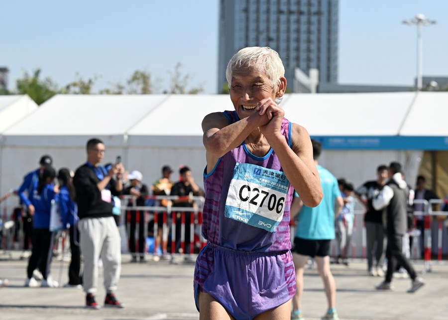 A senior Chinese marathon enthusiast-Xinhua
