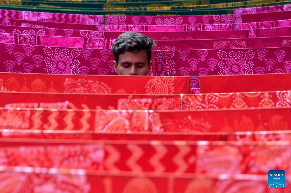 Workers color cloth in traditional method in Narayanganj, Bangladesh-Xinhua