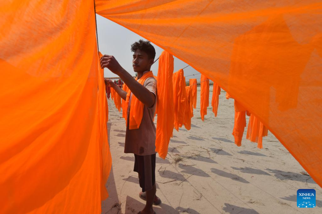 Workers color cloth in traditional method in Narayanganj, Bangladesh-Xinhua