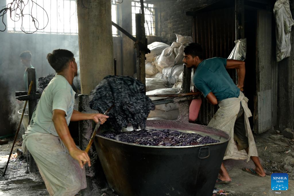 Workers color cloth in traditional method in Narayanganj, Bangladesh-Xinhua