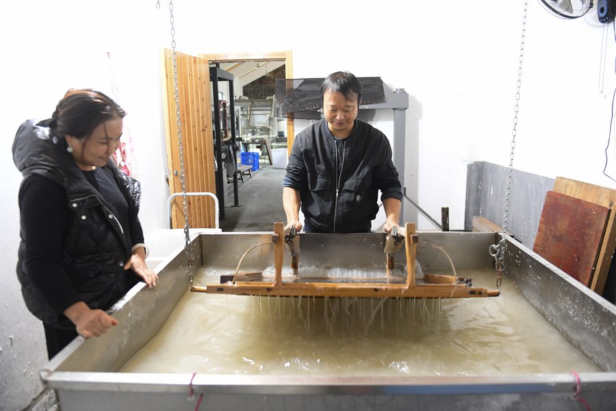 (ZhejiangPictorial) Traditional skills of making Kaihua paper regain ...