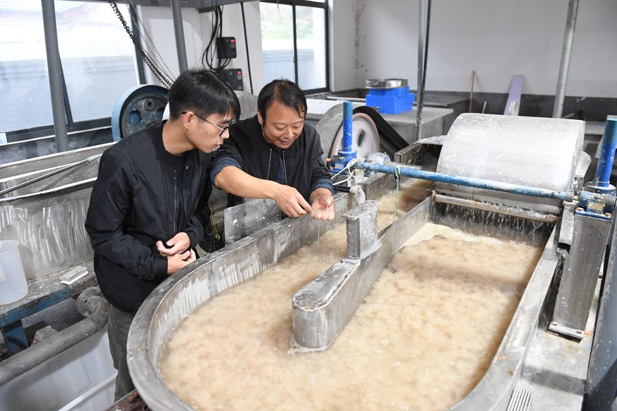 (ZhejiangPictorial) Traditional skills of making Kaihua paper regain ...