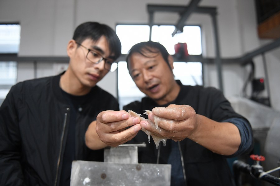 (ZhejiangPictorial) Traditional skills of making Kaihua paper regain ...