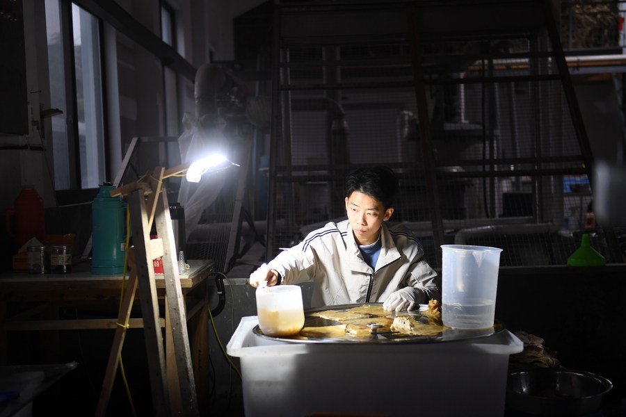 (ZhejiangPictorial) Traditional skills of making Kaihua paper regain ...