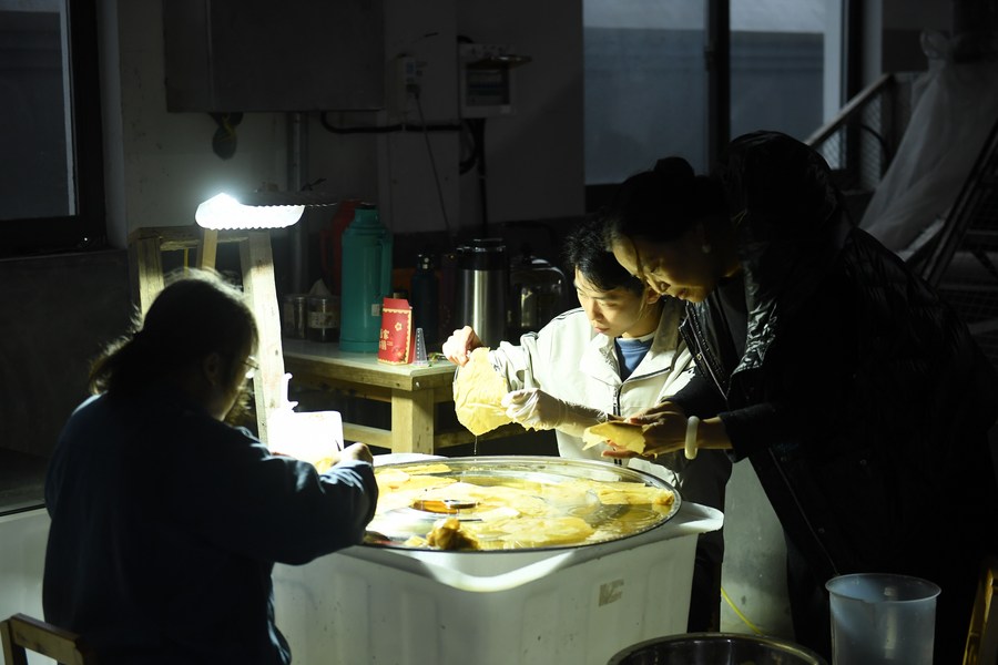 (ZhejiangPictorial) Traditional skills of making Kaihua paper regain ...