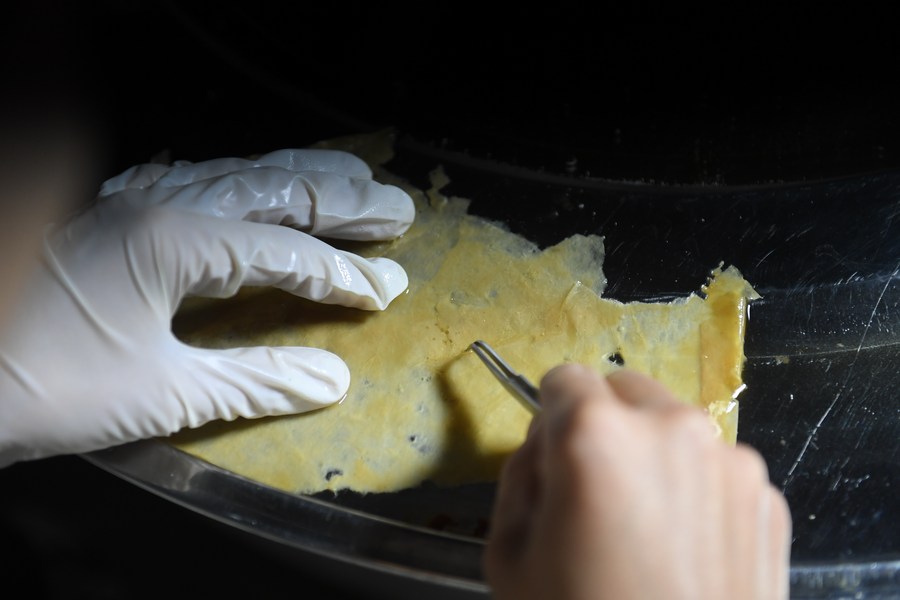 (ZhejiangPictorial) Traditional skills of making Kaihua paper regain ...