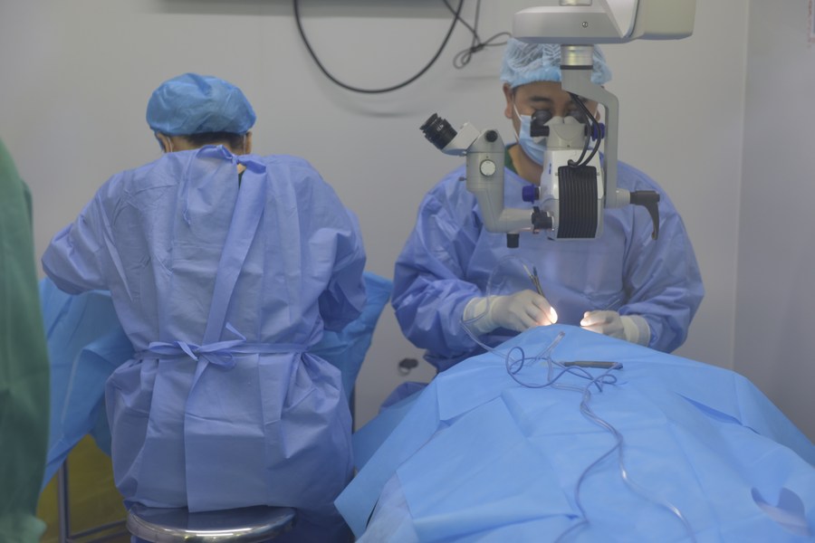 Chinese doctors help restore eyesight for cataract patients in Cambodia ...
