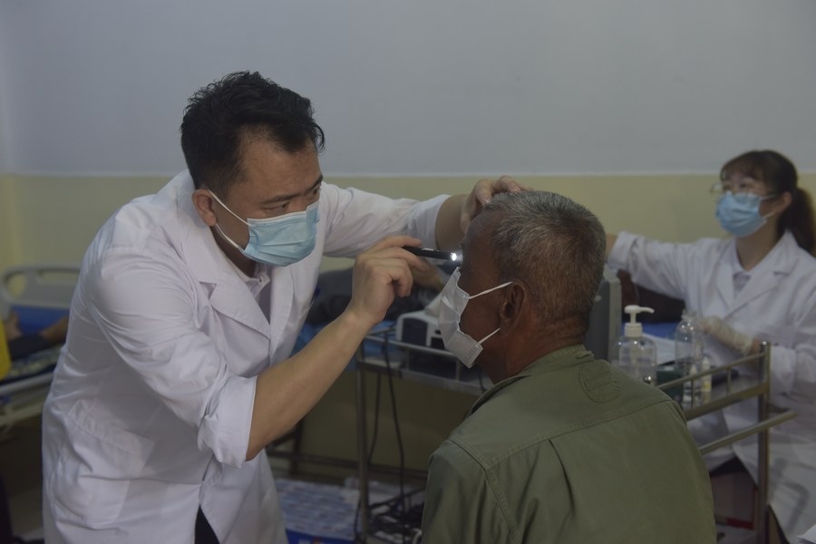 Chinese doctors help restore eyesight for cataract patients in Cambodia ...