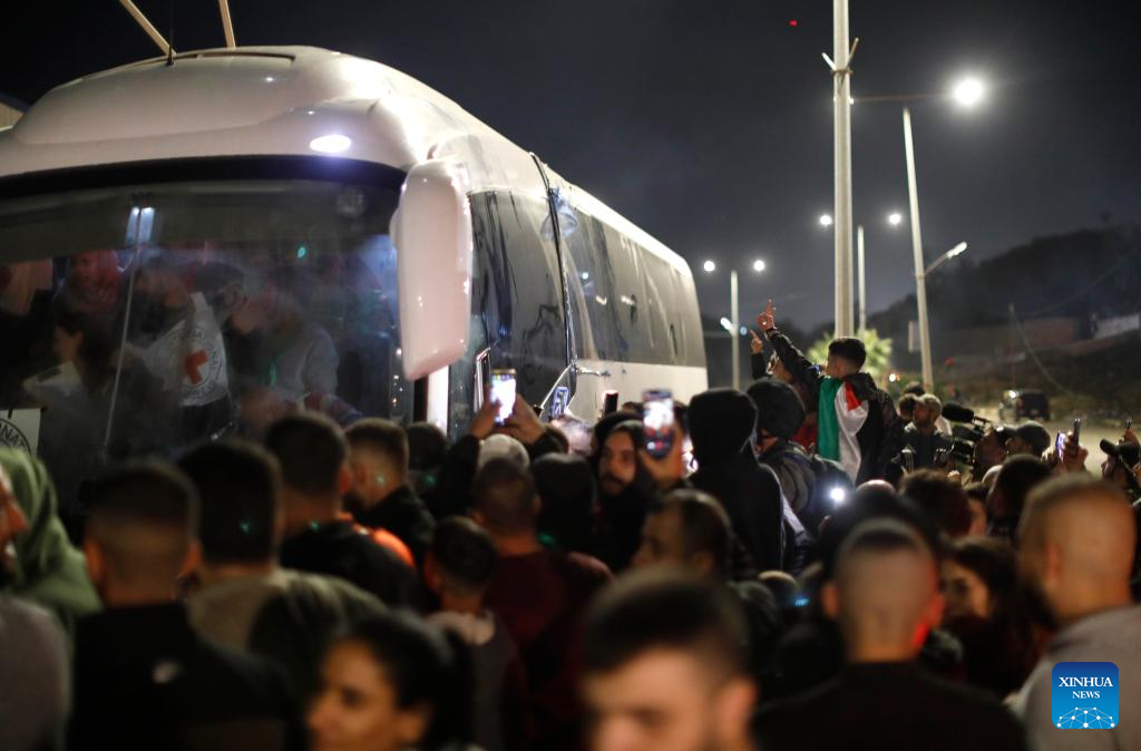 Buses carrying 39 Palestinian prisoners depart from Israeli Ofer prison ...