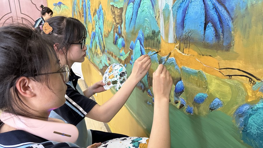 High school students recreate masterpiece on classroom walls-Xinhua