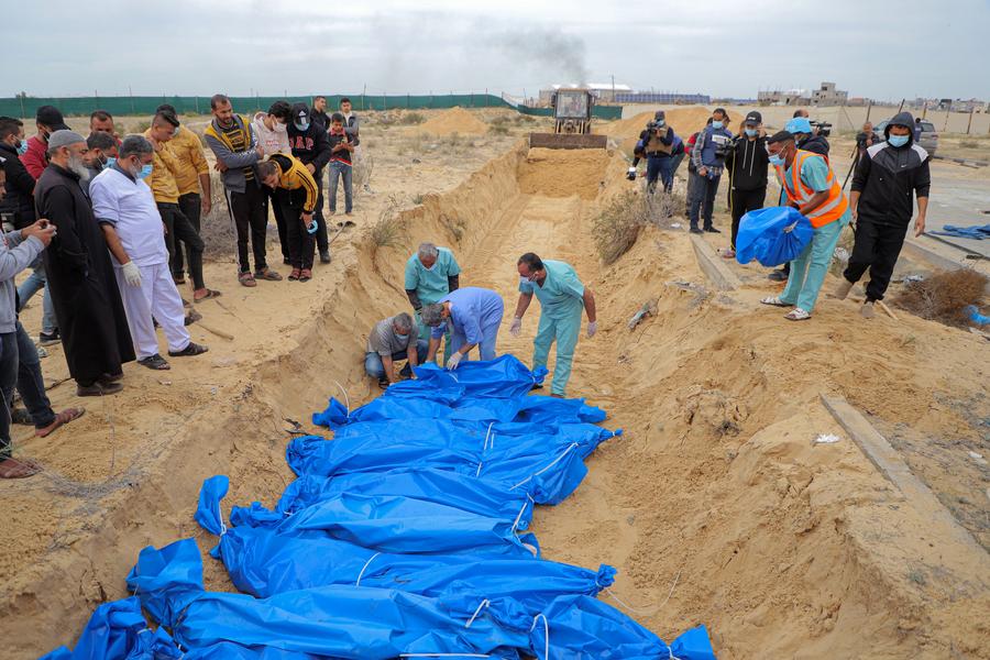 Palestinians in Gaza dig with bare hands to retrieve bodies under ...
