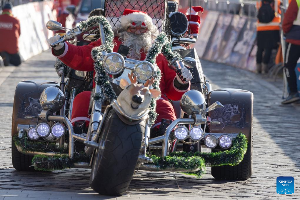 Santa Run held in downtown Budapest, Hungary-Xinhua