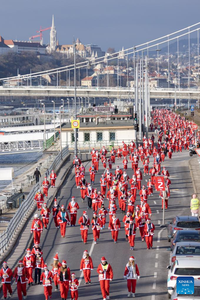 Santa Run held in downtown Budapest, Hungary-Xinhua