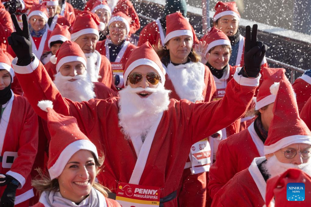 Santa Run held in downtown Budapest, Hungary-Xinhua
