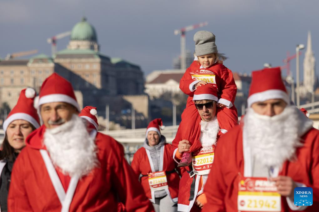 Santa Run held in downtown Budapest, Hungary-Xinhua