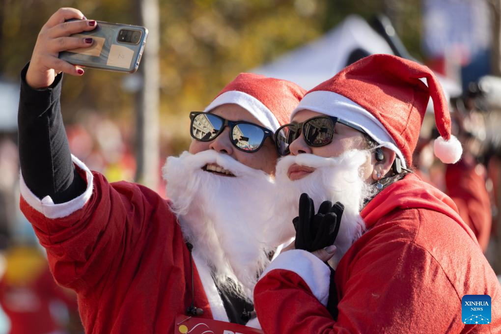 Santa Run held in downtown Budapest, Hungary-Xinhua