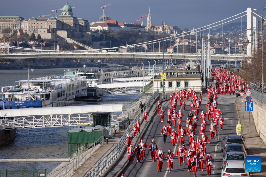 Santa Run held in downtown Budapest, Hungary-Xinhua