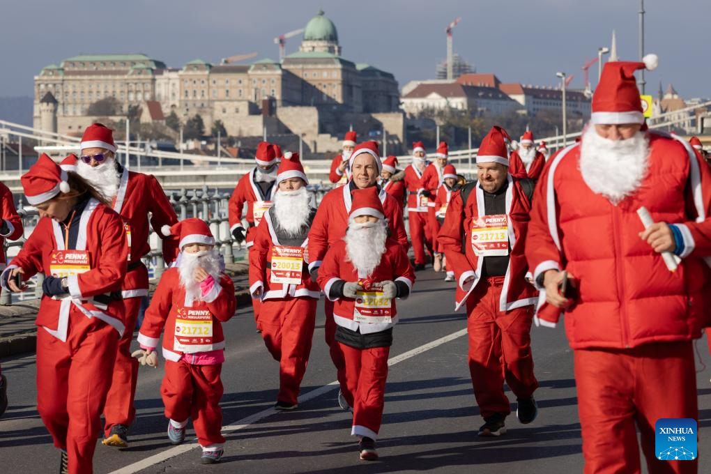 Santa Run held in downtown Budapest, Hungary-Xinhua