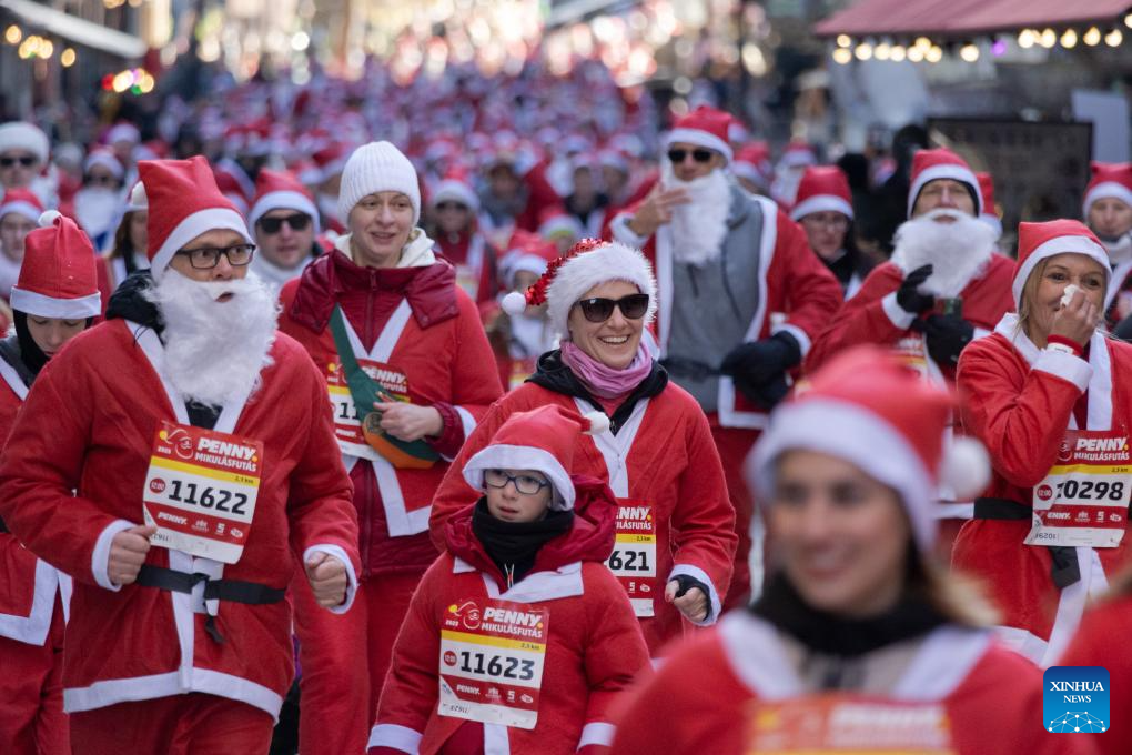 Santa Run held in downtown Budapest, Hungary-Xinhua