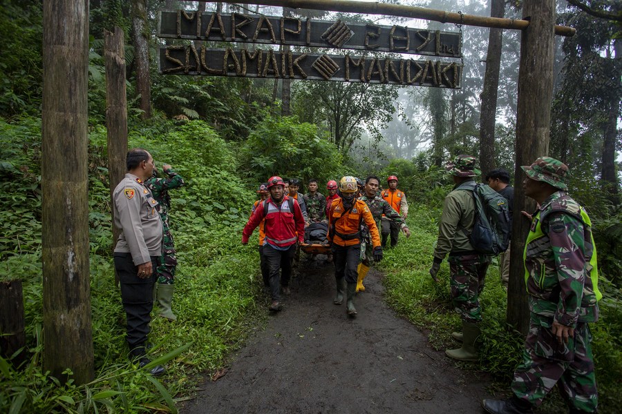 Asia Album: Rescue operations on after Indonesia's volcanic eruption ...