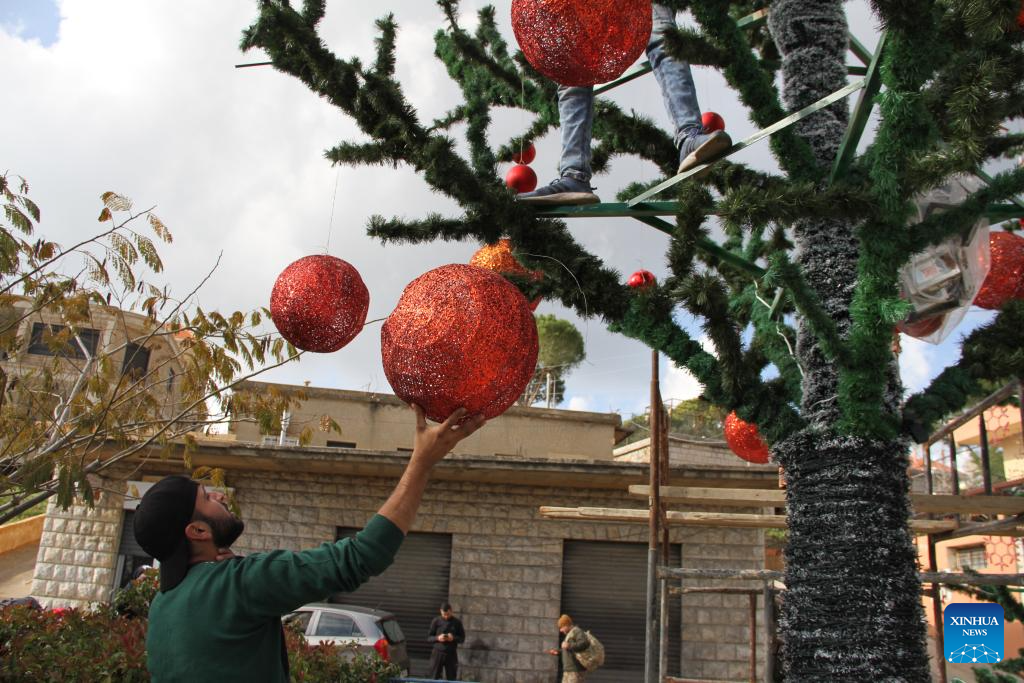 People prepare Christmas decorations in Lebanon-Xinhua