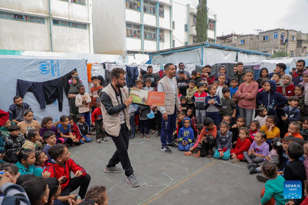Children have fun with volunteers at temporary shelter in southern Gaza ...