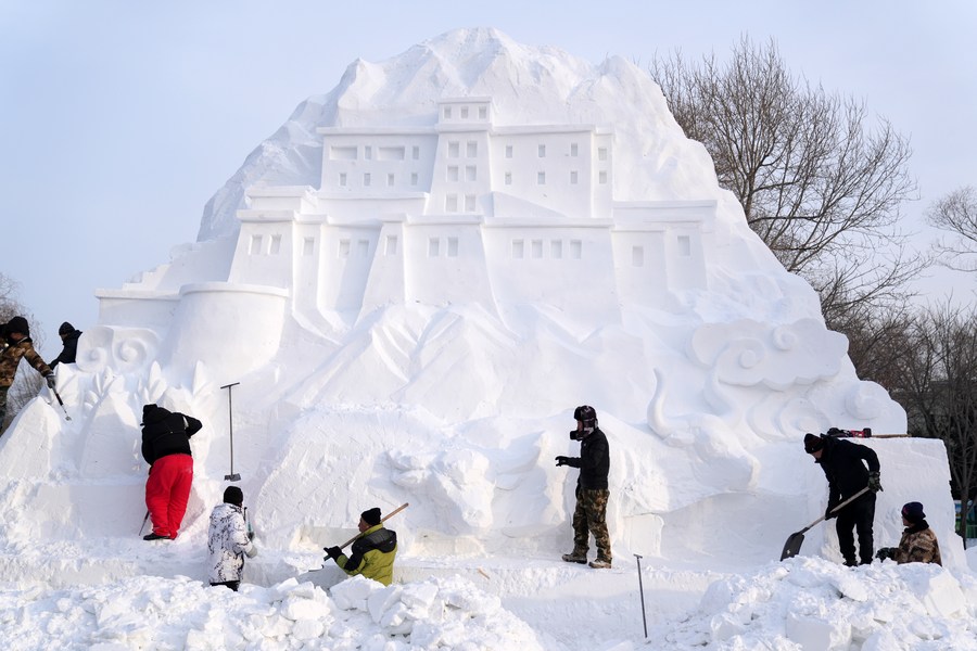 Economy&Life | Creative snow sculptures ready for tourists in northeast ...