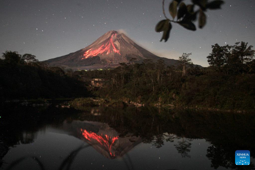 Indonesia's Mount Merapi spews lava, smoke-Xinhua