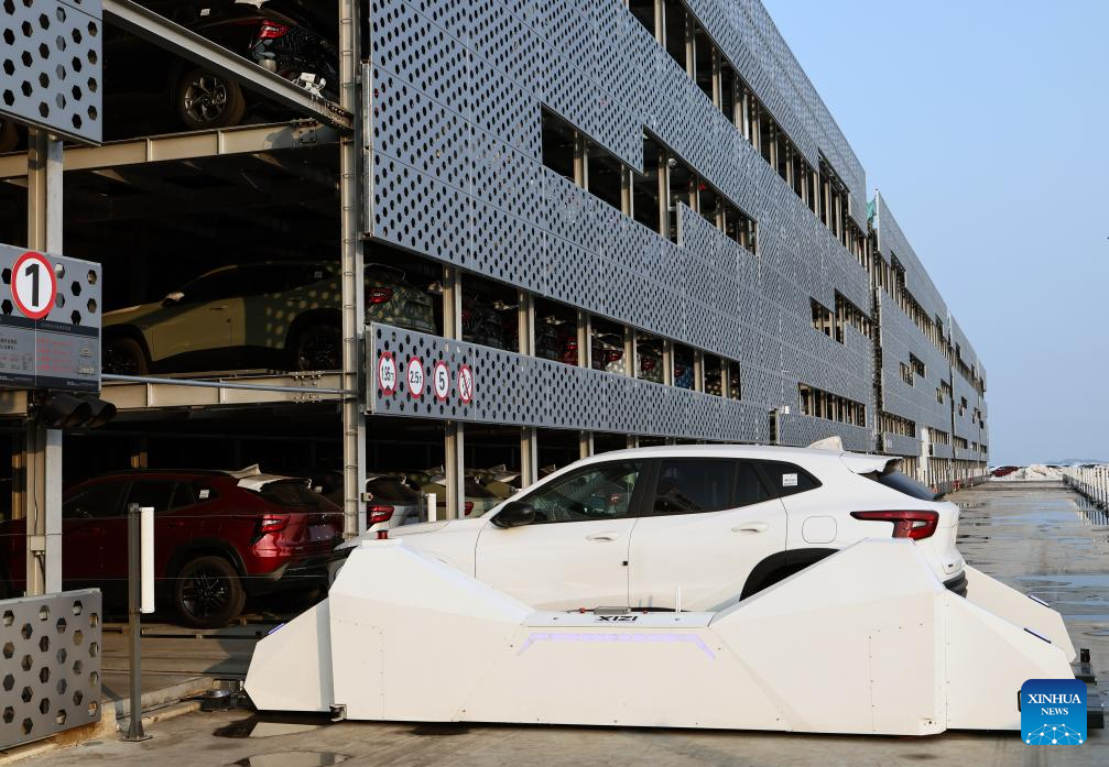 Smart stereo garage for commercial vehicles put into use at Yantai Port ...