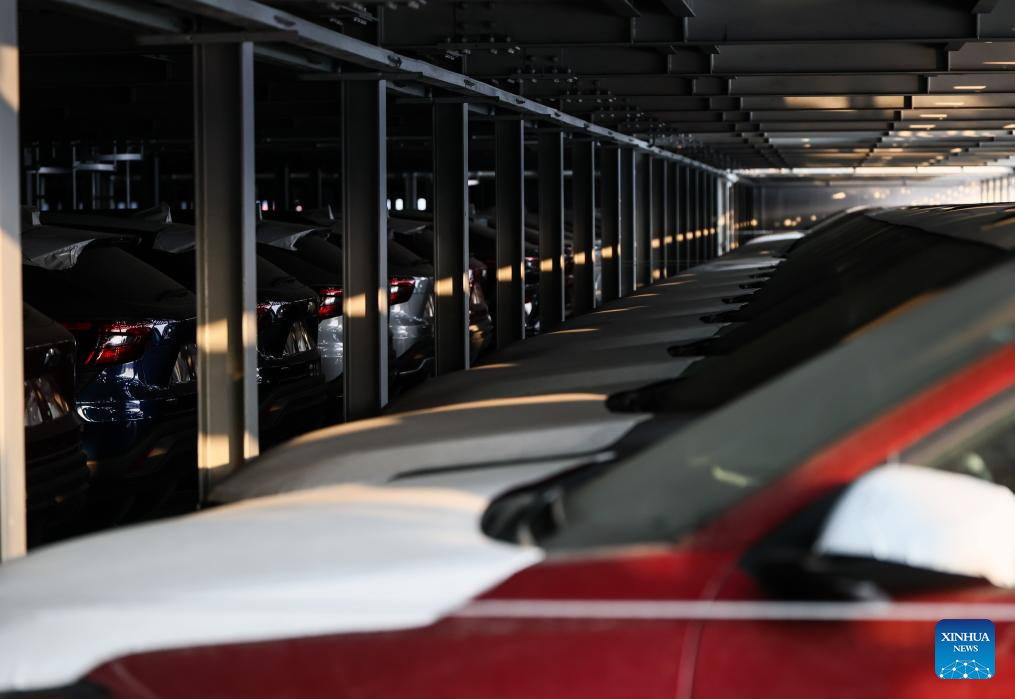 Smart stereo garage for commercial vehicles put into use at Yantai Port ...