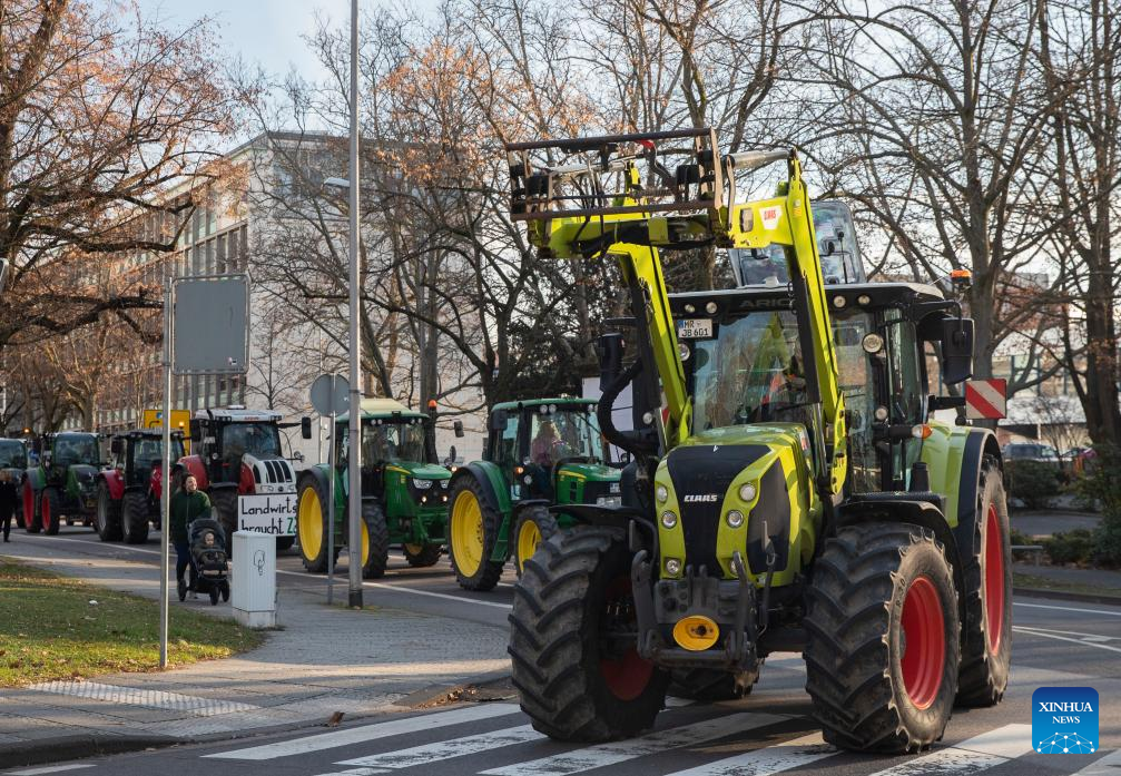 German farmers protest against subsidy cuts-Xinhua